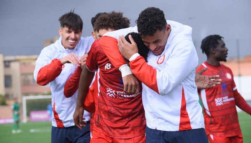 في جو ماطر الكوكب ينتصر على الراك وينفرد بالصدارة .. | مراكش بوست